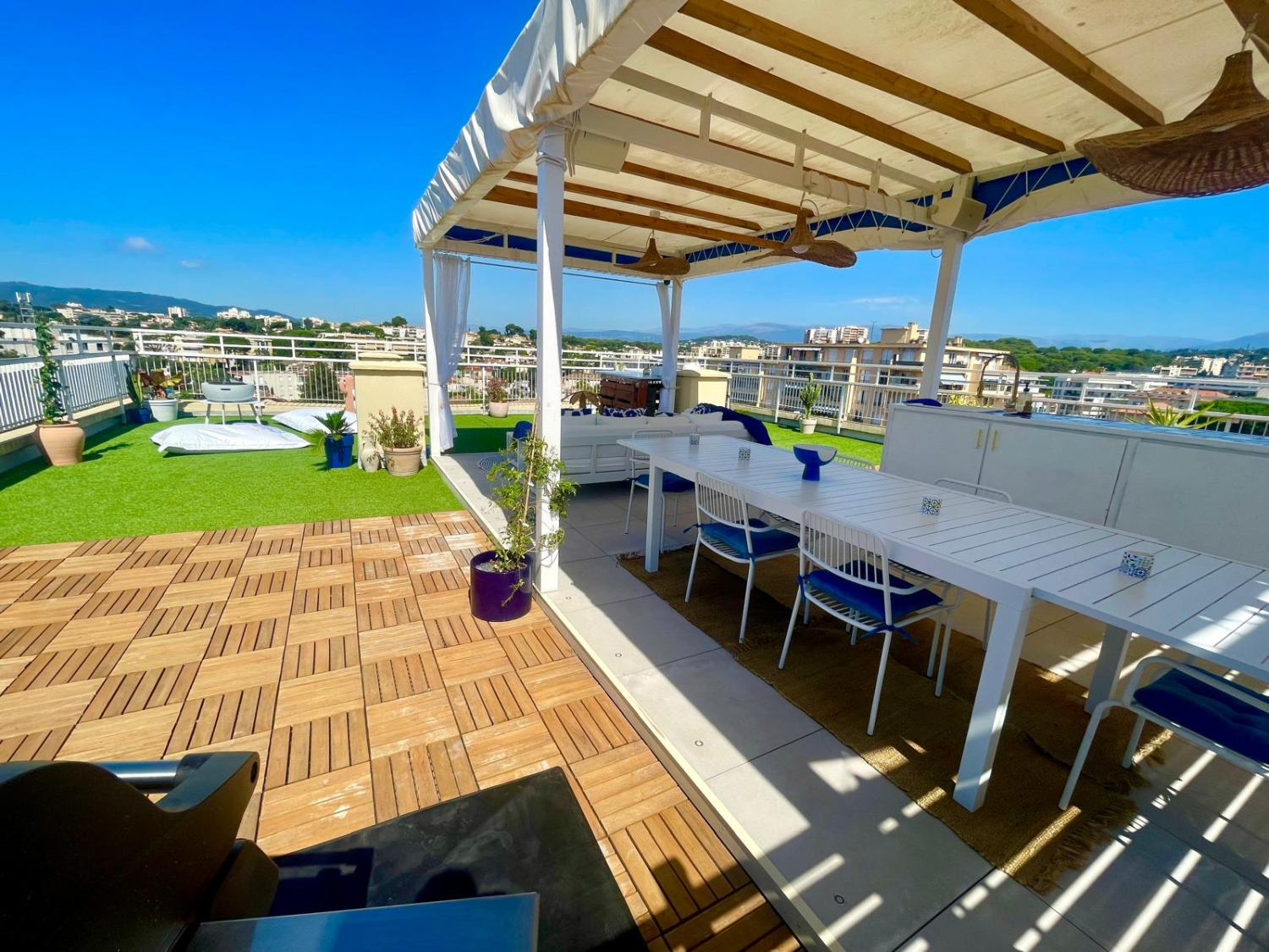 Rooftop Cannes – terrasse de 125 m², vue panoramique, 40 personnes